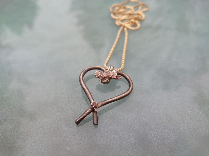 Hjerte i 2 x bronze m. små blomster :: Buybybirgit